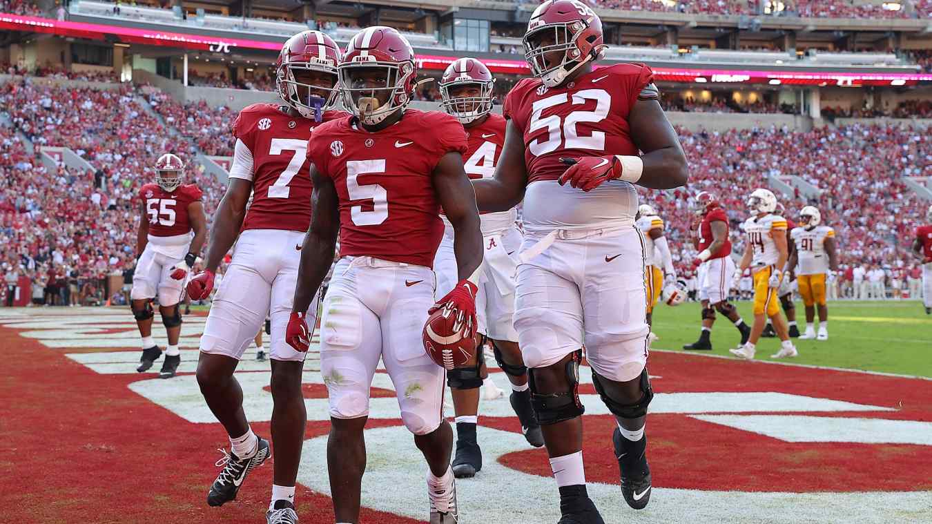 Alabama RB Sends Strong Message on Offensive Line: 'Those Guys Are Dogs'