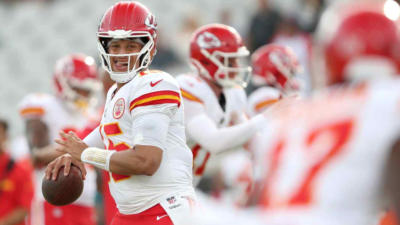 Patrick Mahomes Completes Behind-the-Back Pass to Travis Kelce