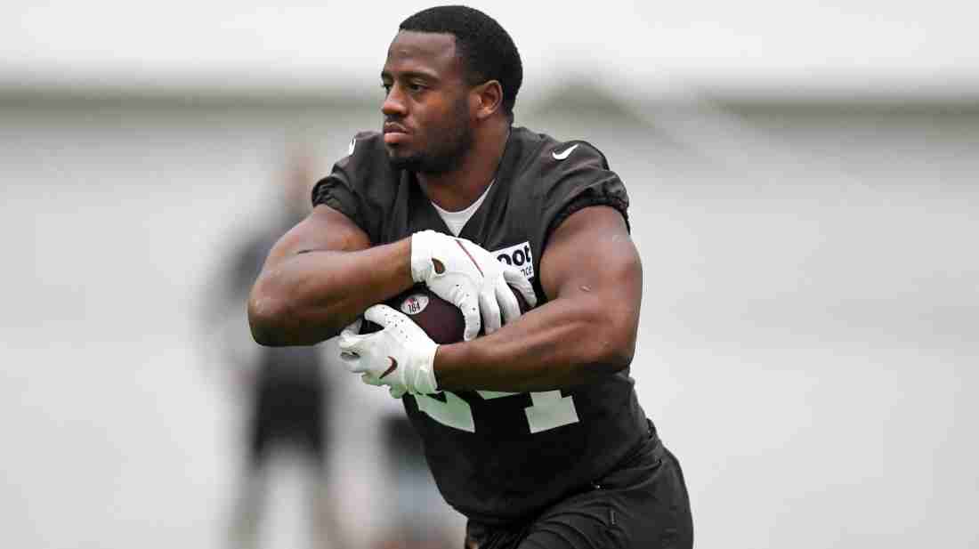 Bears Should Sign RB Nick Chubb to Pair With Swift