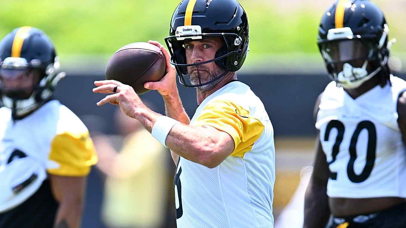 Steelers Fans Debate QB1 After Aaron Rodgers' First Day of Camp