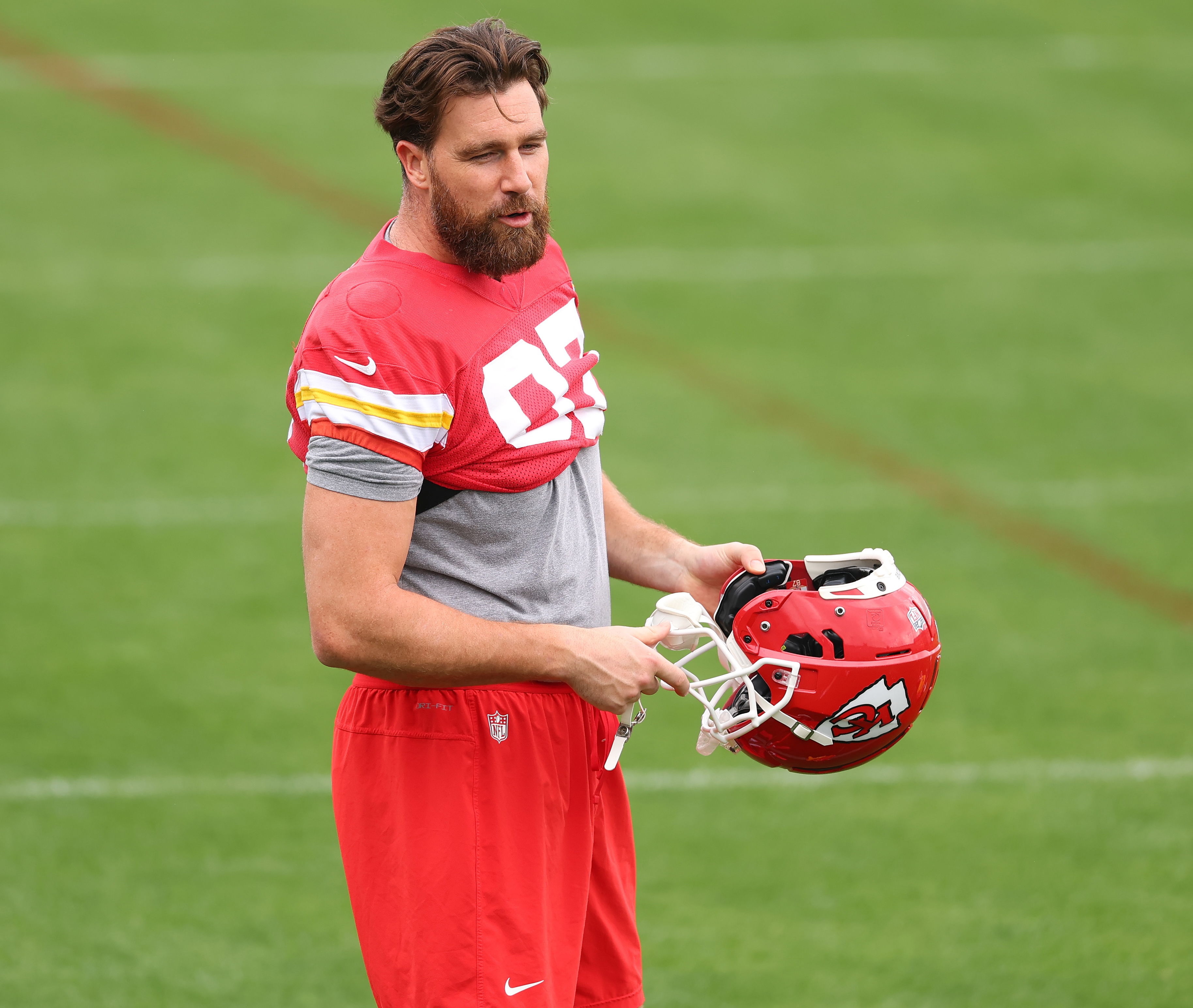 Travis Kelce Turns Heads With Drastic New Look on Sunday