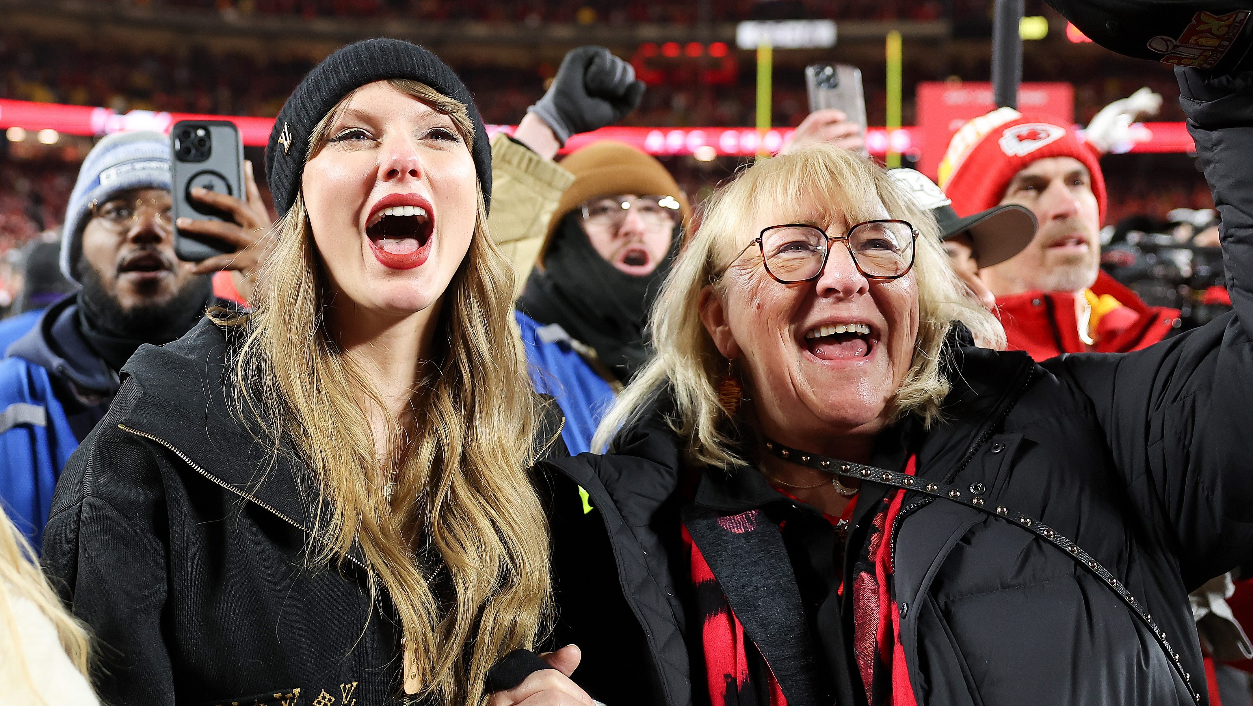 Photo of Taylor Swift's Mom & Donna Kelce Emerges After Chiefs Game