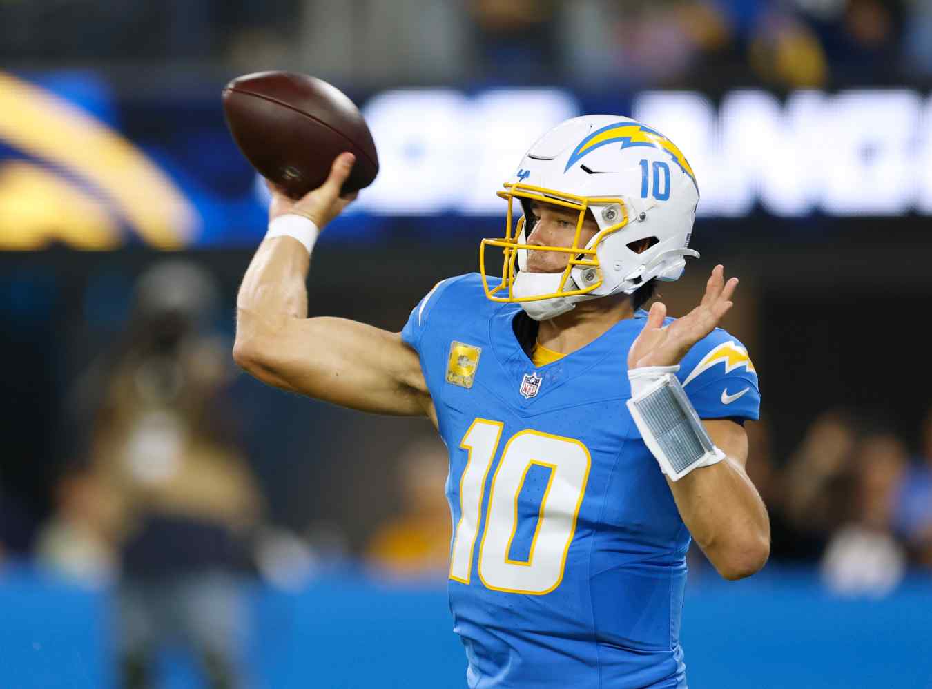 Chargers Receive Troubling News on Justin Herbert’s Hand Injury