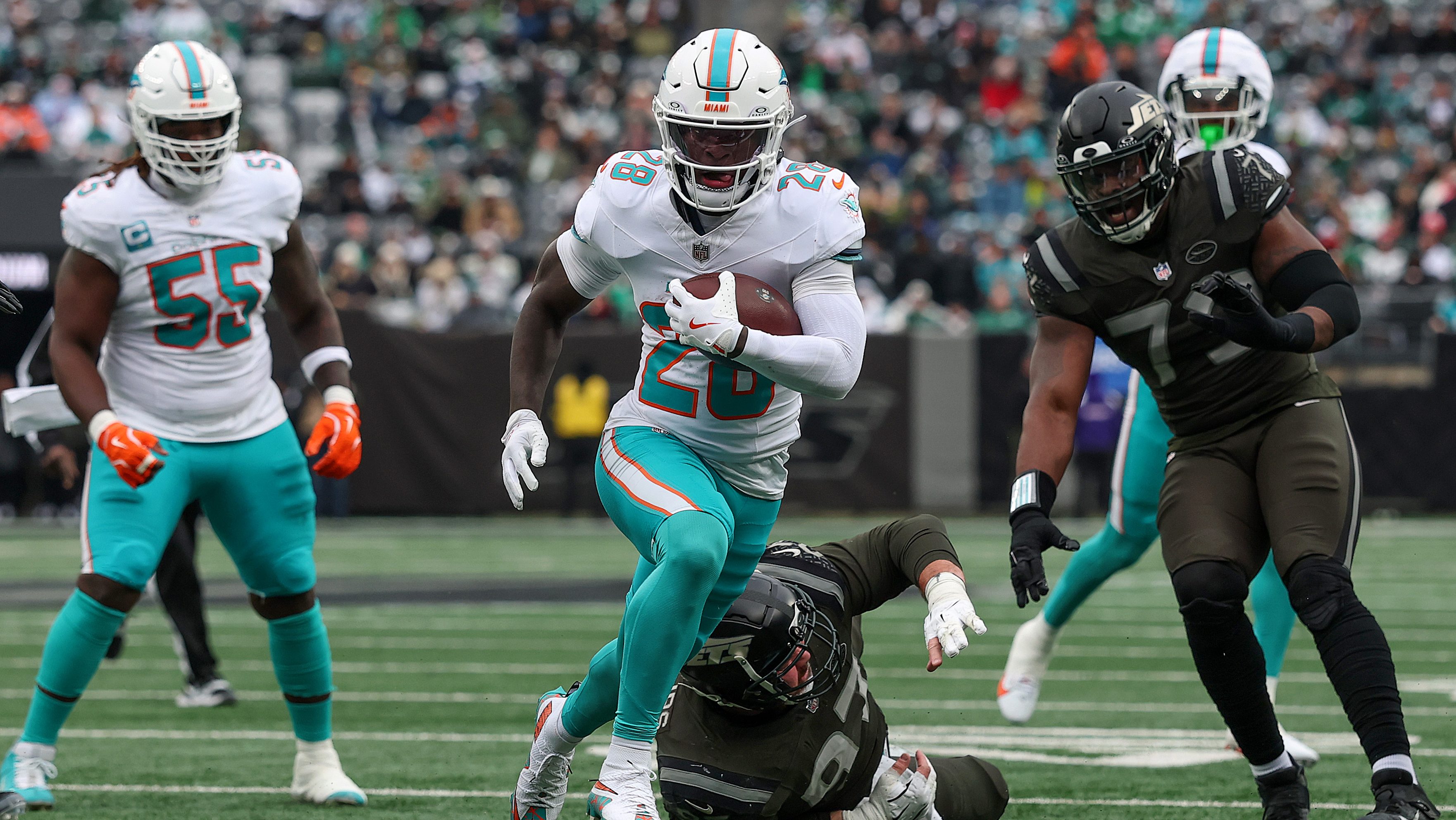 Mike McDaniel Shares Hopeful Injury Update on Dolphins RB De'Von Achane