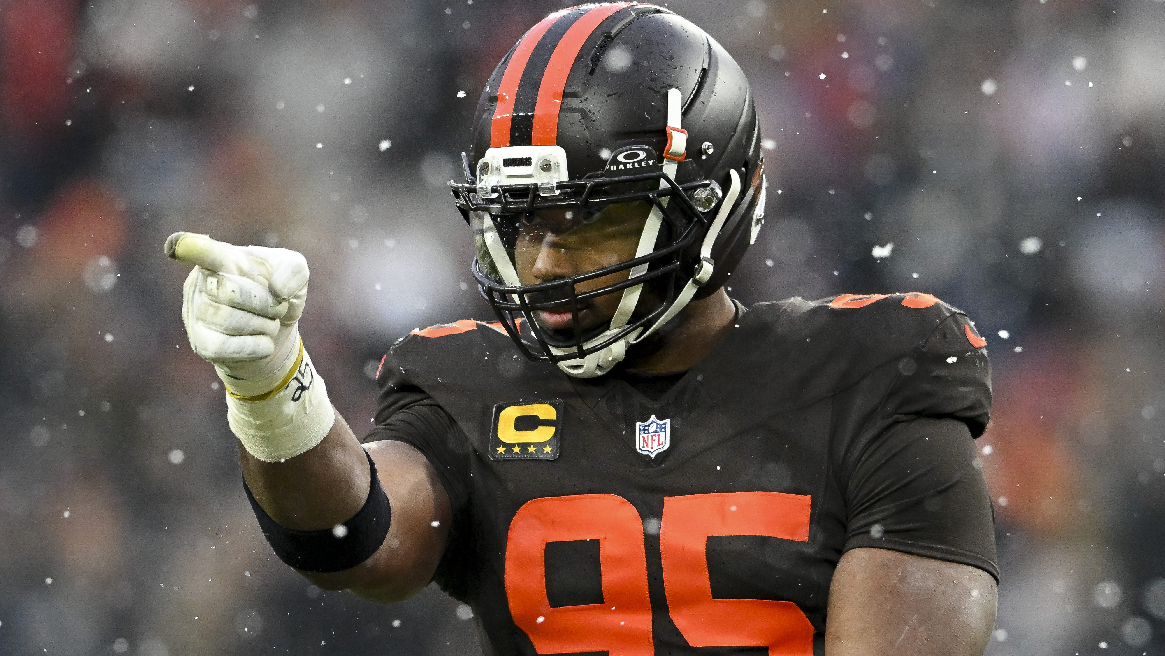 Browns' Myles Garrett Gives Shedeur Sanders Credit in Loss - HEAVY