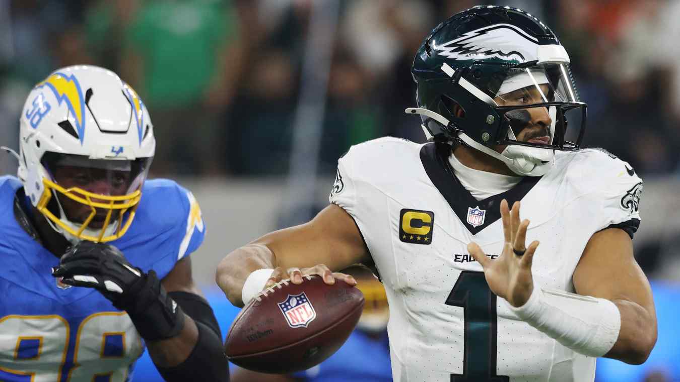 Eagles Stick With QB Jalen Hurts Through Epic 5-Turnover Game