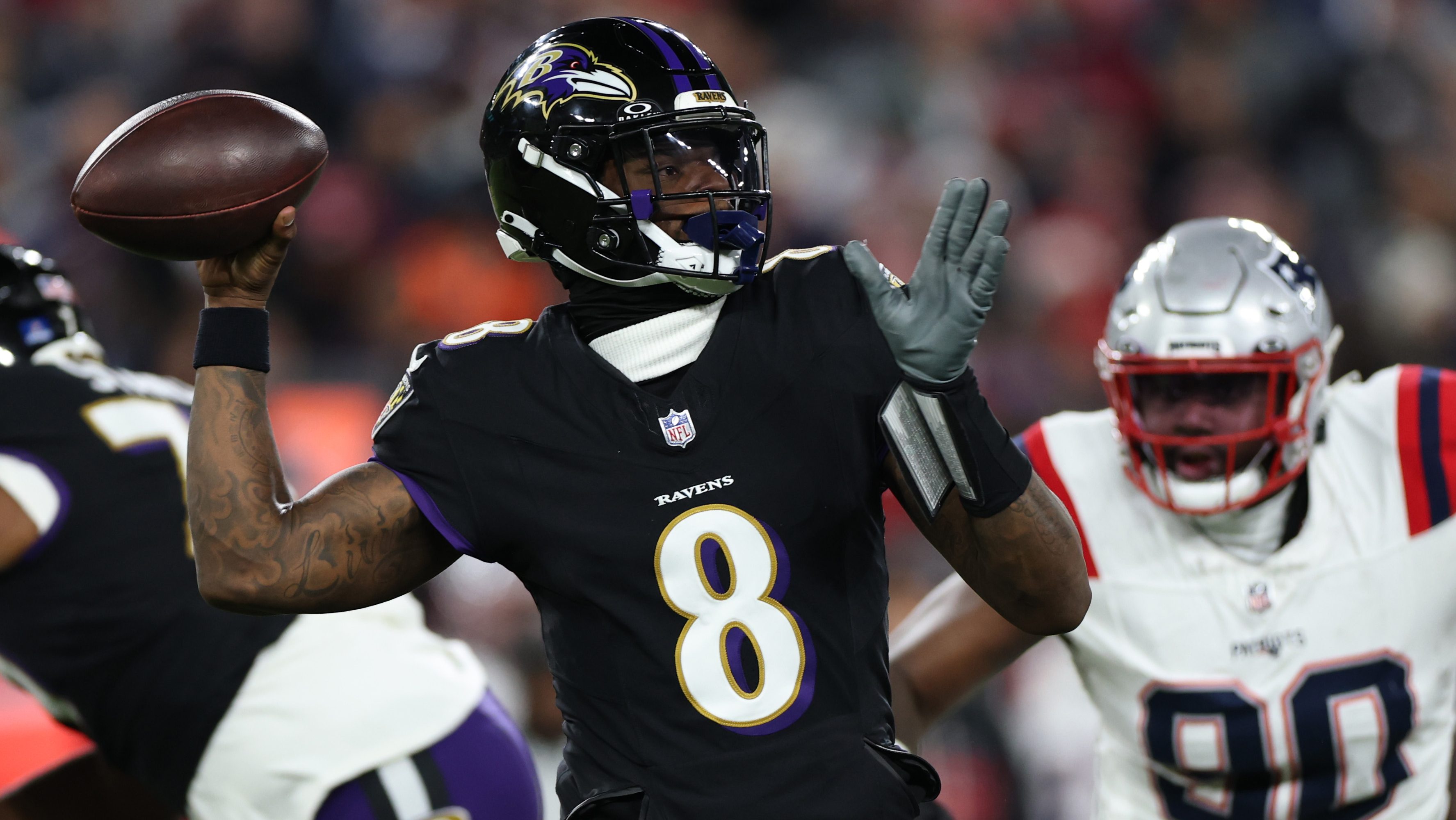 Ravens QB Lamar Jackson Exits SNF vs. Pats With Back Injury