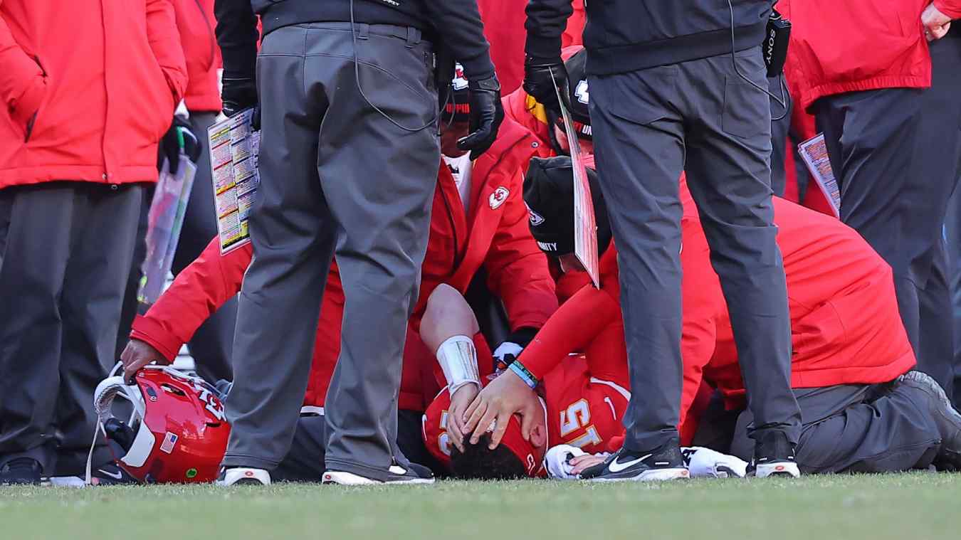 Patrick Mahomes Knee Injury, Playoff Elimination Mark Brutal Night for ...