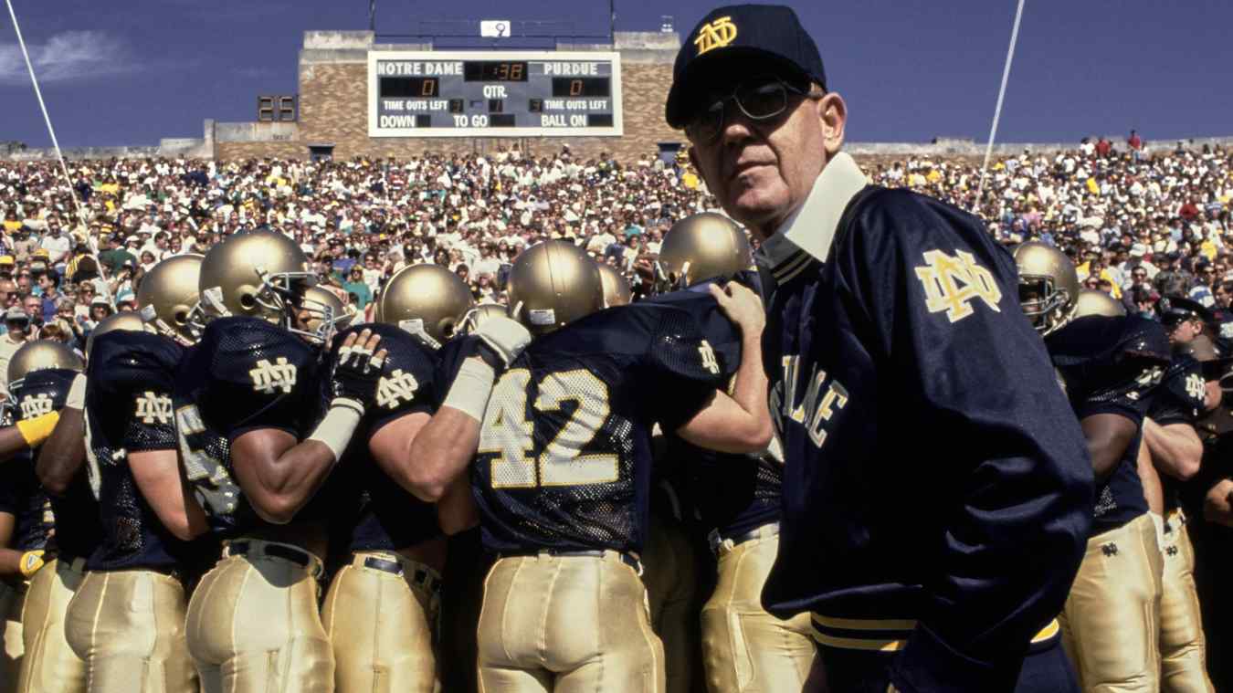 El legendario entrenador en jefe de Notre Dame, Lou Holtz, falleció a ...