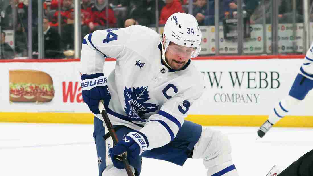 Maple Leafs' Auston Matthews Hurt After Dirty Knee-On-Knee Hit - Heavy ...