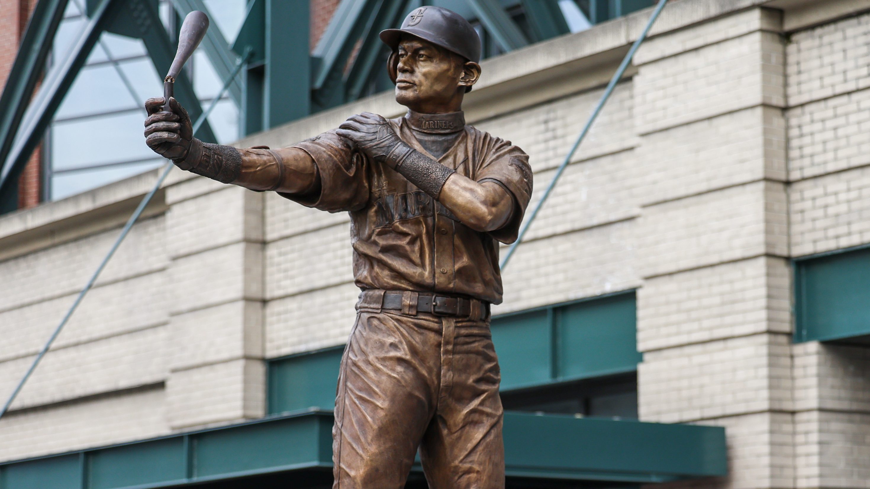 Ichiro Suzuki Statue Mishap Turns Mariners Moment Viral
