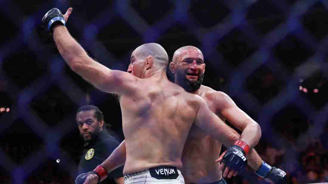 Former UFC Champion Shocked at Chimaev vs. Strickland Scores