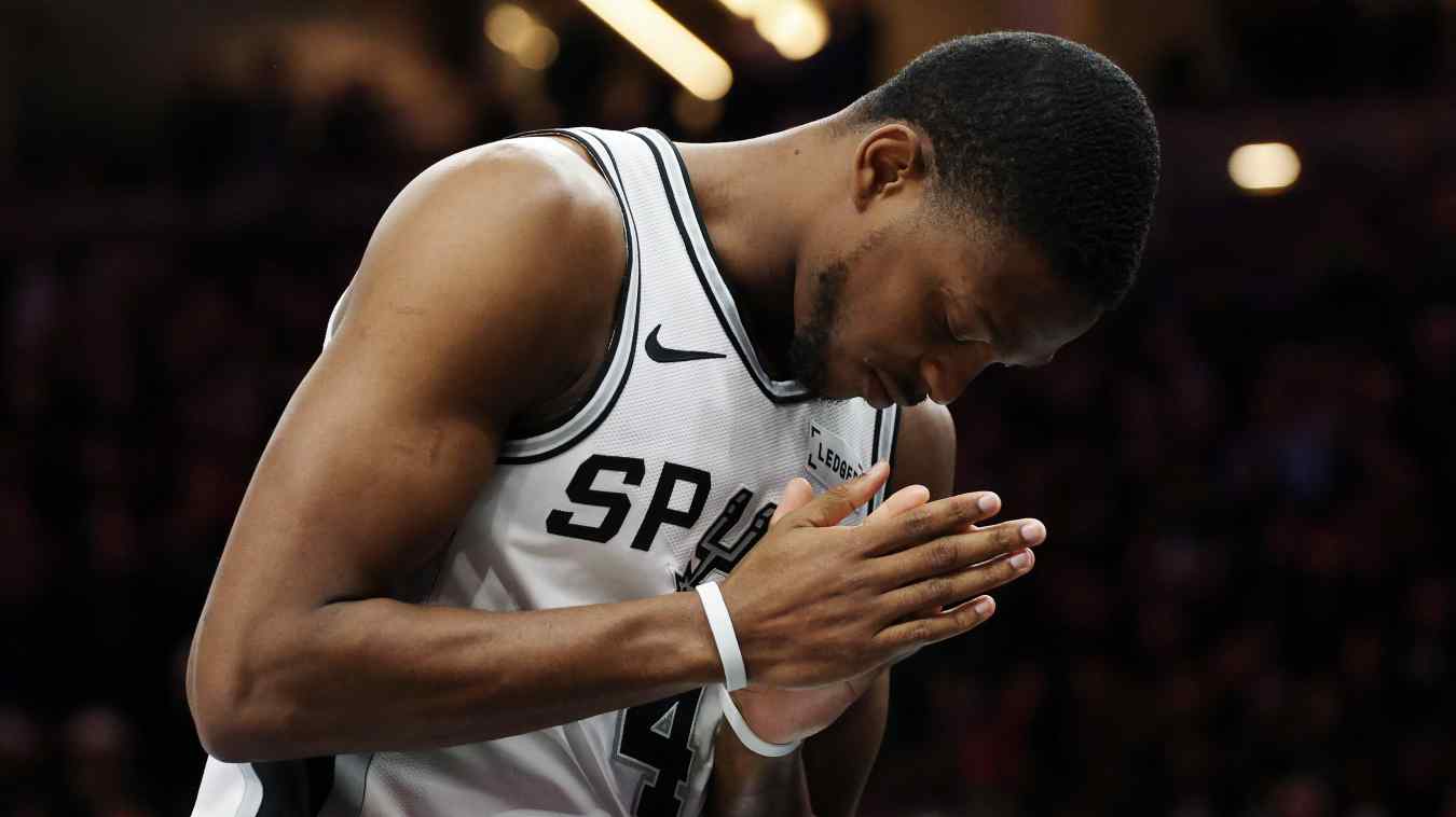 Spurs Coach Mitch Johnson on De’Aaron Fox Game 2 Status - HEAVY