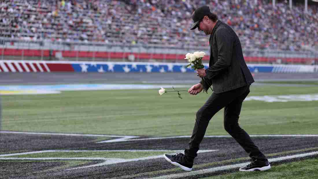 WATCH: Kurt Busch Honors Kyle Busch Before Coca-Cola 600